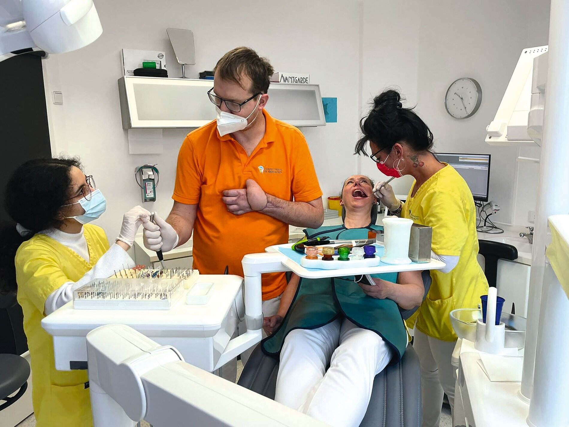 Dr. Huth behandelt jetzt einhändig - zm-online